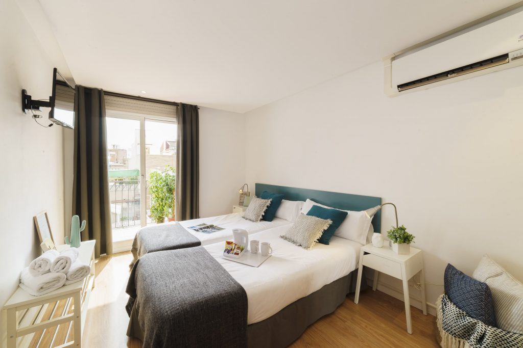 Habitación Doble con Balcón | BYPILLOW House